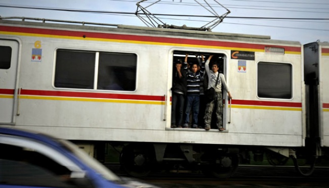 Antrian Penumpang di Hari Pertama Tarif Progresif KRL | tempo.co