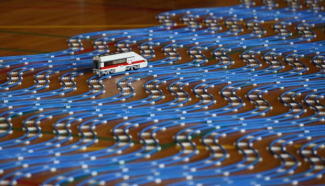 Rel Kereta Mainan Terpanjang di Dunia dari Lego | tempo.co