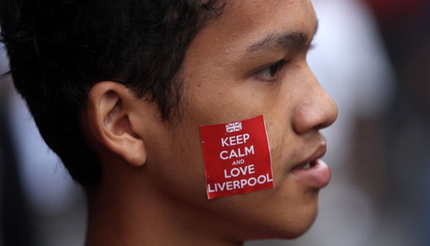 Atribut Unik Para Suporter Liverpool - foto Tempo.co