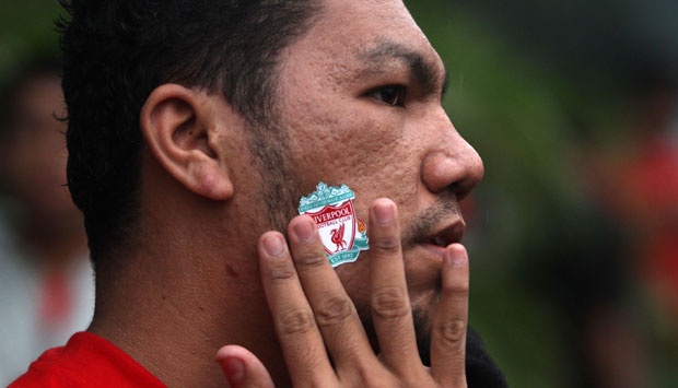 Atribut Unik Para Suporter Liverpool - foto Tempo.co