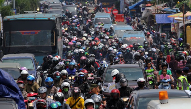 Jalur Pantura Macet Karena Ramainya Pemudik Sepeda Motor | tempo.co