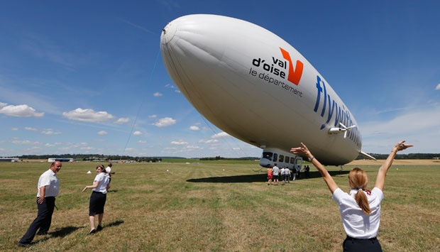 French Zeppelin Takes to Skies near Paris - foto En.tempo.co