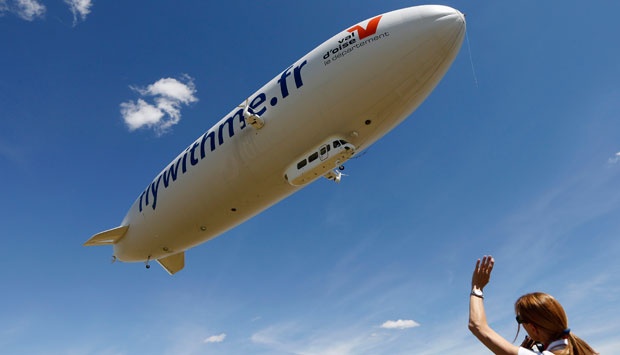 French Zeppelin Takes to Skies near Paris - foto En.tempo.co