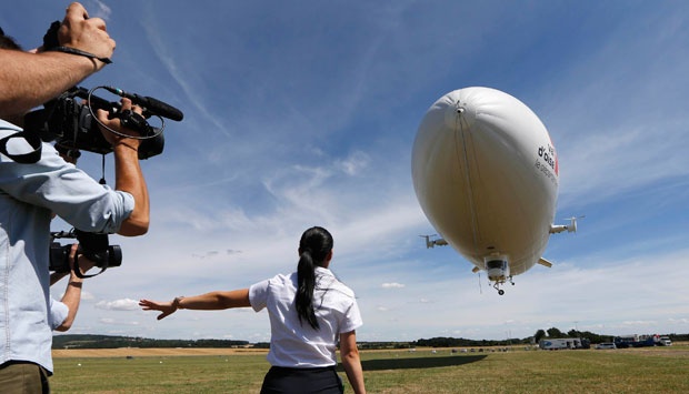 French Zeppelin Takes to Skies near Paris - foto En.tempo.co