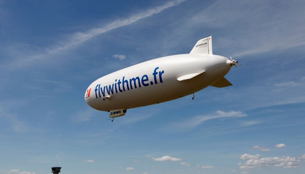 French Zeppelin Takes to Skies near Paris - foto En.tempo.co