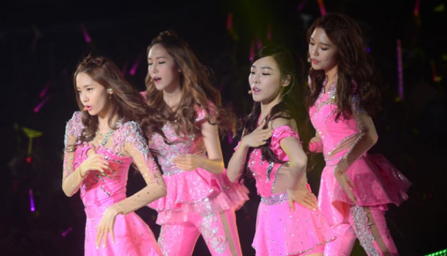 Girlband SNSD Memukau Fansnya dalam Konser | tempo.co