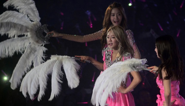 Girlband SNSD Memukau Fansnya dalam Konser | tempo.co