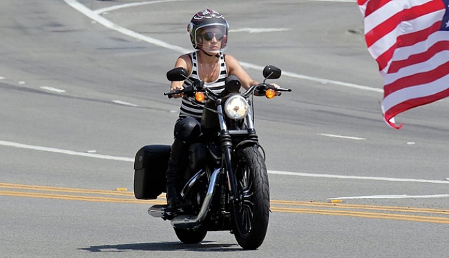 Beginilah Gaya Penyanyi Pink Naik Harley Davidson | tempo.co
