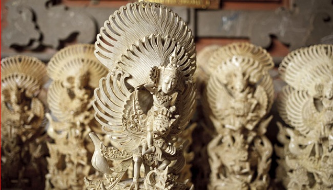 Melihat Proses Pembuatan Patung Cindera Mata KTT APEC XXI | tempo.co