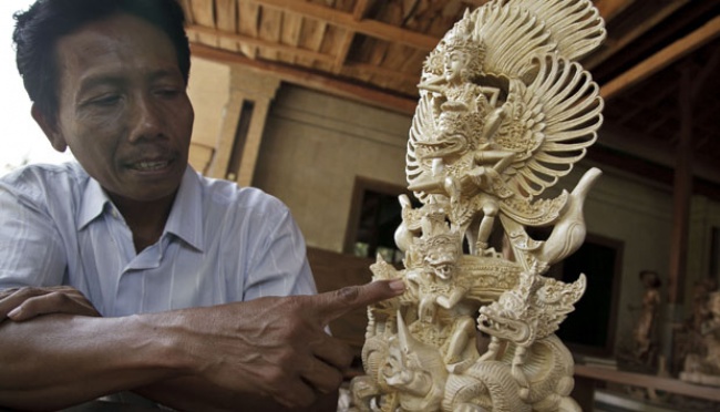 Melihat Proses Pembuatan Patung Cindera Mata KTT APEC XXI | tempo.co