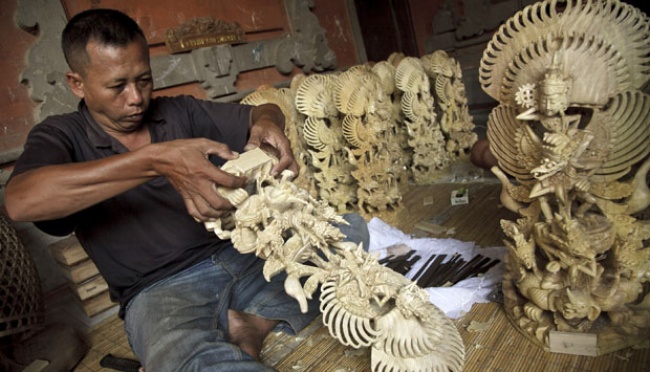 Melihat Proses Pembuatan Patung Cindera Mata KTT APEC XXI | tempo.co