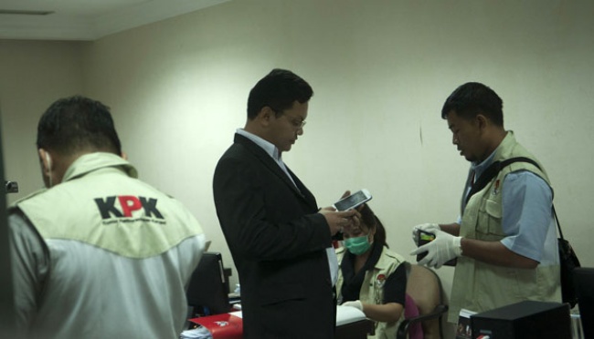 KPK Geledah Ruangan Ketua MK, Akil Mochtar | tempo.co