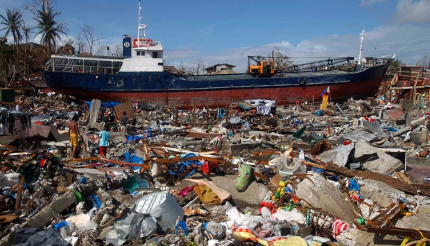 Photos: Ships Washed Ashore by Typhoon Haiyan in Philippines - foto En ...