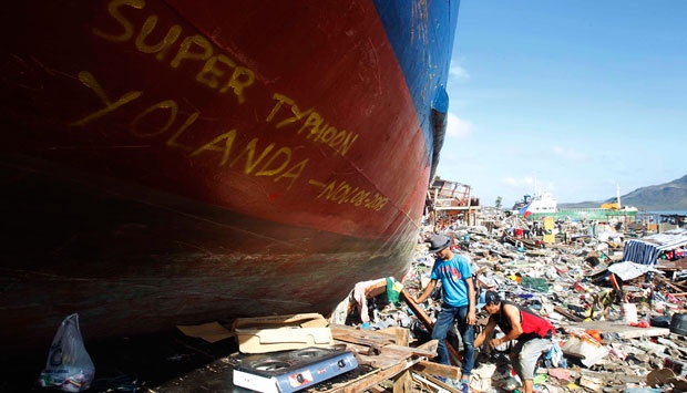 Photos: Ships Washed Ashore by Typhoon Haiyan in Philippines - foto En ...