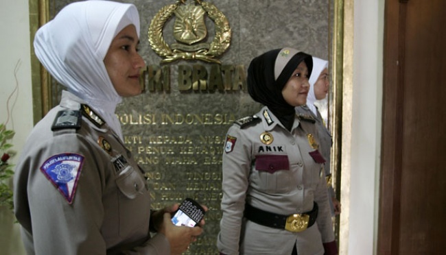 Polisi Wanita Muslim Kini Boleh Kenakan Jilbab