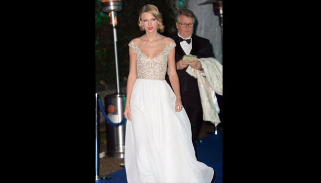 Taylor Swift Tampil Cantik Bak Putri di Istana London | tempo.co