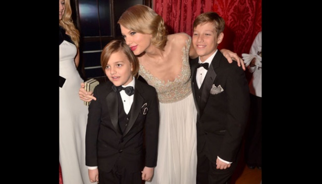 Taylor Swift Tampil Cantik Bak Putri di Istana London | tempo.co