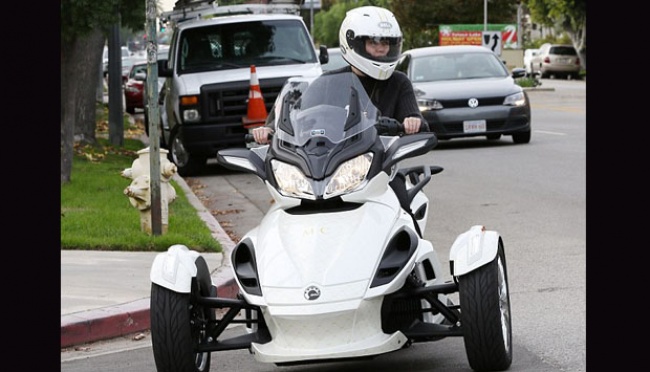 Ulang Tahun Ke-21, Miley Cyrus Diberikan Motor Oleh Ayahnya | tempo.co