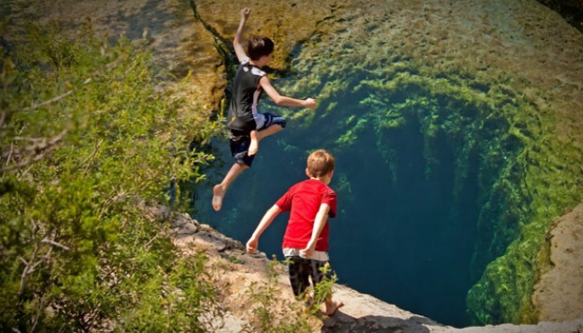 Tempat Terjun Bebas Ini Sangat Indah dan Berbahaya | tempo.co