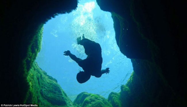 Tempat Terjun Bebas Ini Sangat Indah dan Berbahaya | tempo.co