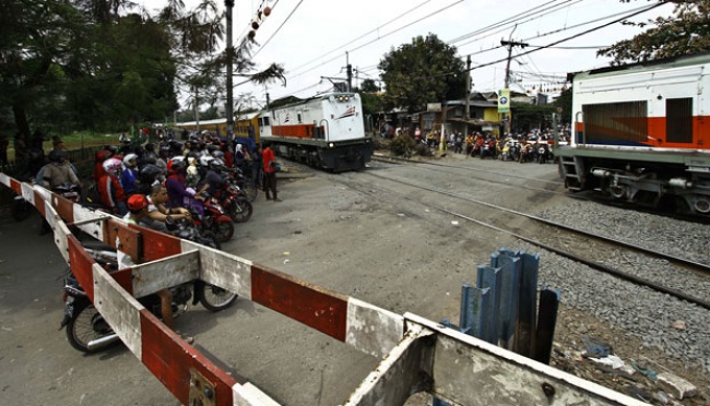 Tragedi Bintaro II, Pengendara Tetap Terobos Palang Kereta | tempo.co