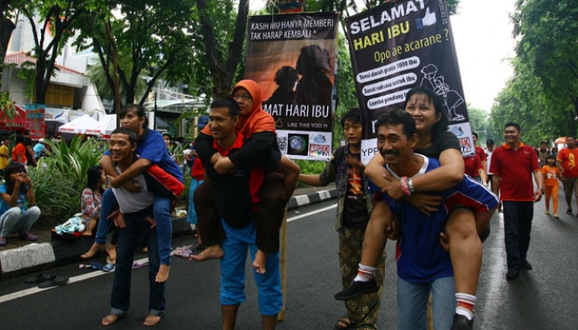 Lomba Lari Gendong Istri di Hari Ibu | tempo.co