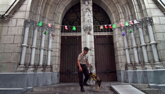 Jelang Natal, Gereja Katedral Disterilisasi | tempo.co