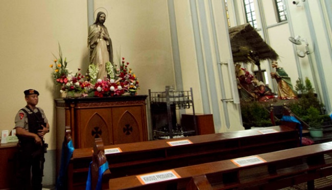 Jelang Natal, Gereja Katedral Disterilisasi | tempo.co