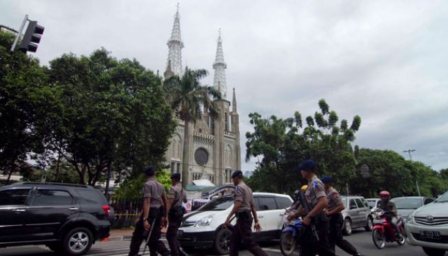 Jelang Natal, Gereja Katedral Disterilisasi | tempo.co