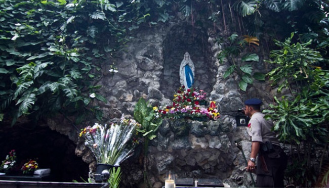 Jelang Natal, Gereja Katedral Disterilisasi | tempo.co