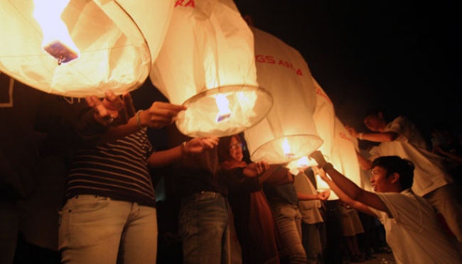 1.000 Lampion Harapan Dilepas di Pantai Ancol | tempo.co 1.000 Lampion Harapan Dilepas di Pantai Ancol | tempo.co