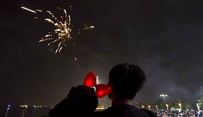 Pesta Kembang Api Sambut Tahun Baru di Ancol | tempo.co