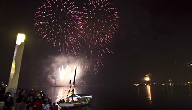 Pesta Kembang Api Sambut Tahun Baru di Ancol | tempo.co