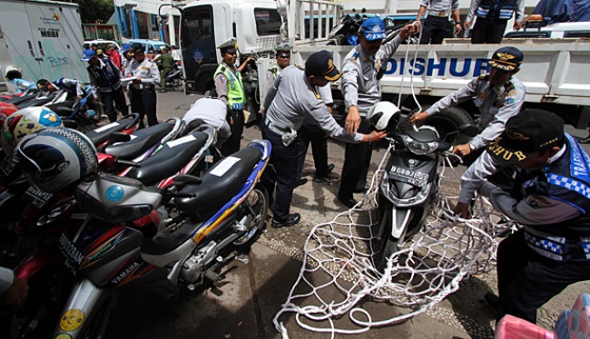 Penertiban Parkir Liar dan PKL di Tanah Abang | tempo.co
