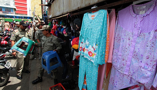 Penertiban Parkir Liar dan PKL di Tanah Abang | tempo.co