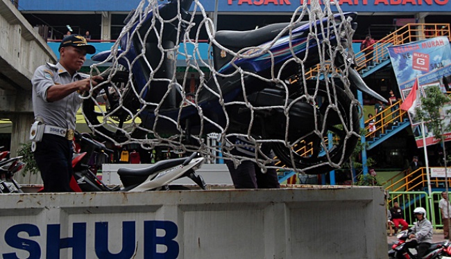 Penertiban Parkir Liar dan PKL di Tanah Abang | tempo.co