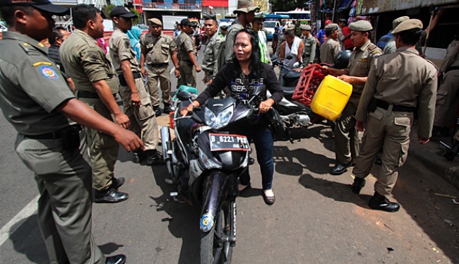 Penertiban Parkir Liar dan PKL di Tanah Abang | tempo.co