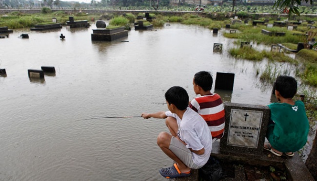 Makam Kebanjiran, Anak-anak Memancing Ikan | tempo.co