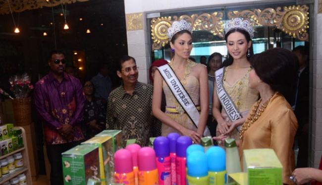 Miss Universe dan Putri Indonesia Kunjungi Mustika Ratu | tempo.co