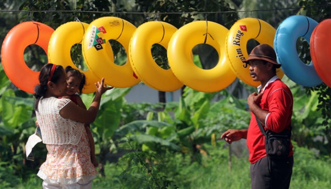 Saat Banjir, ban Pelampung Laris Manis | tempo.co