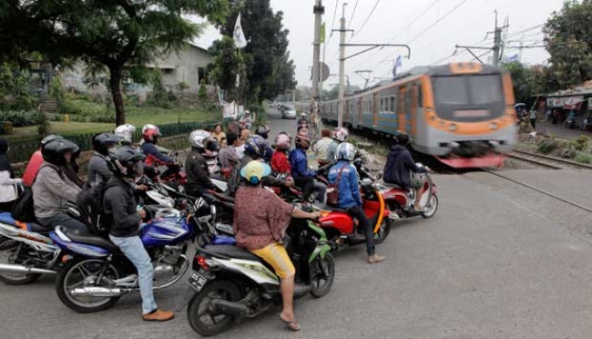 Pengguna Jalan Nekat Melawan Arus Lalu Lintas | tempo.co
