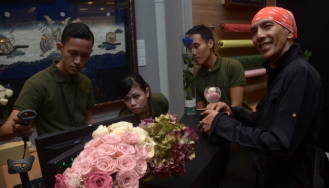 Andi /rif dan Artis Lainnya Penasaran Melihat Bunga | tempo.co