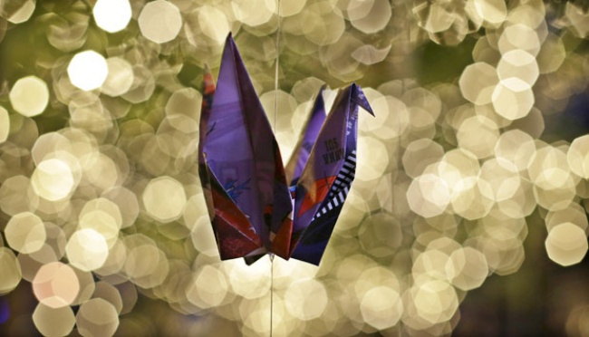 Aksi Origami dan Nyalakan Lilin Untuk Penumpang MH370 | tempo.co