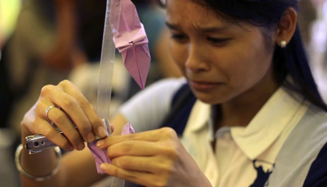 Aksi Origami dan Nyalakan Lilin Untuk Penumpang MH370 | tempo.co