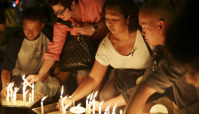 Aksi Origami dan Nyalakan Lilin Untuk Penumpang MH370 | tempo.co