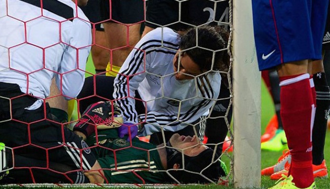 Cantiknya Eva Carneiro Dokter Tim Chelsea saat di Lapangan | tempo.co