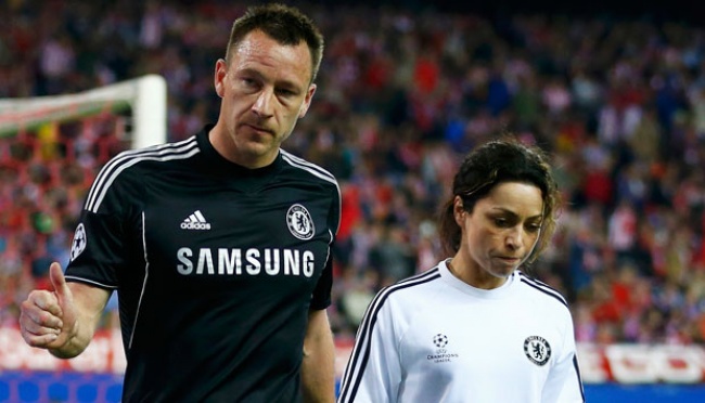 Cantiknya Eva Carneiro Dokter Tim Chelsea saat di Lapangan | tempo.co