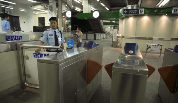 Photos: Thai Military Imposes Nationwide Curfew - foto En.tempo.co