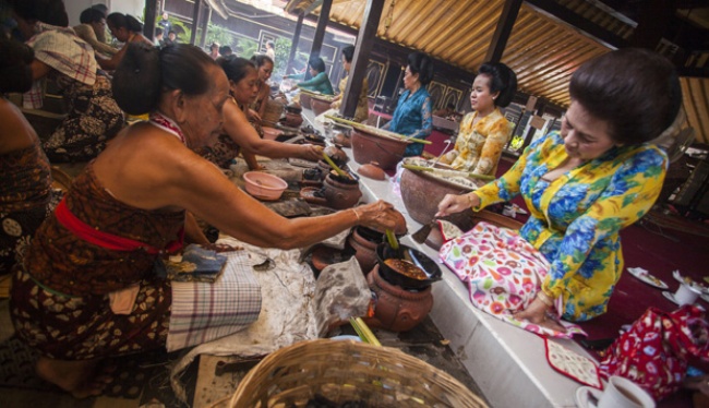 Putri Keraton Yogyakarta, Masak Kue Apem Jelang Upacara Labuhan | tempo.co