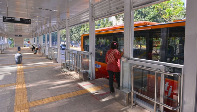 Kena MRT, Halte Busway Masjid Agung Jadi Dua | tempo.co